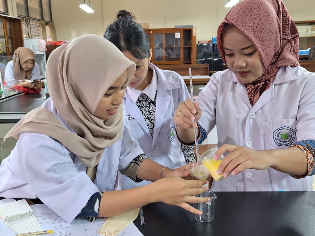 Mahasiswa Stikes Guna Bangsa Praktikum di FMIPA UNY | Fakultas MIPA